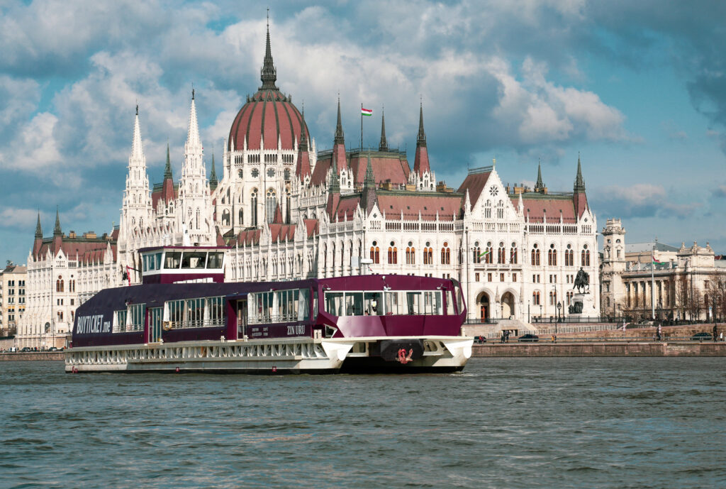 Budapest boat tour - PurpleLiner